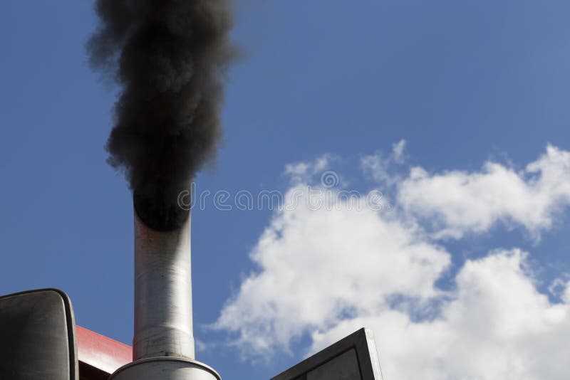 Rauch aus dem Schornstein stockbild. Bild von leistung - 223384003