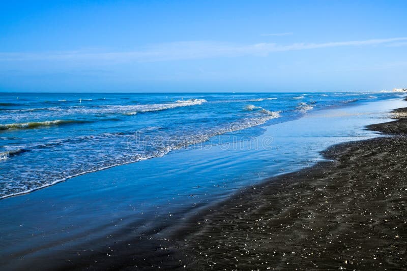 Schwarzer Sandstrand In Ladispoli, Italien Stockfoto - Bild von korn ...