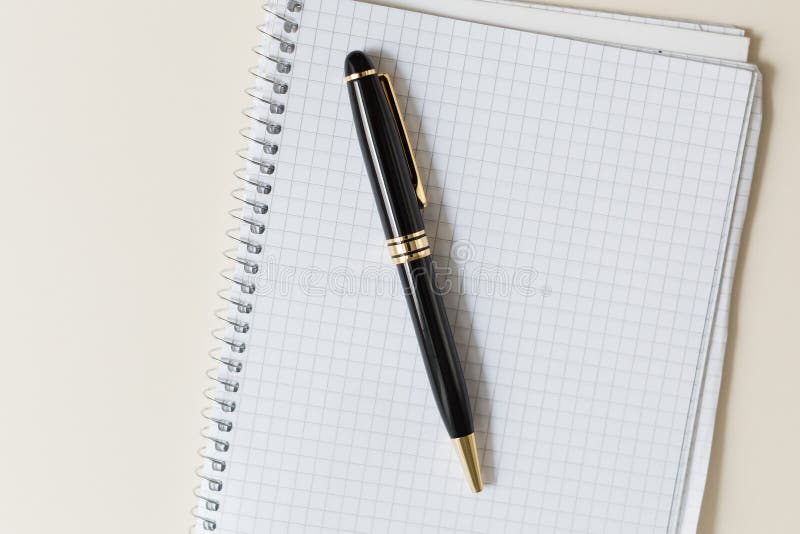 Schwarzer Stift Mit Weißer Auflage Oder Notizblock Stockbild - Bild von ...