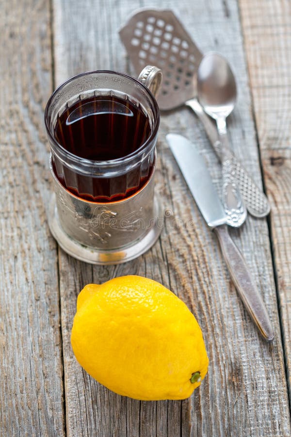 Schwarzer Tee Im Glas Und in Der Zitrone Stockbild - Bild von glas ...