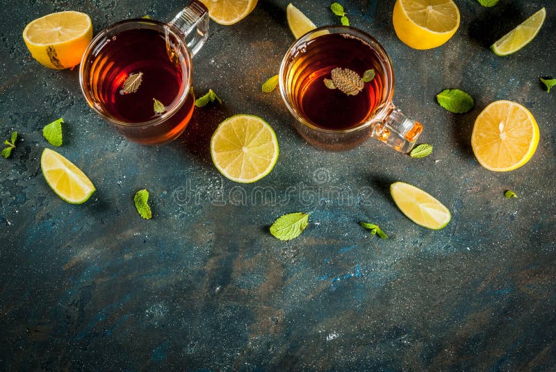 Schwarzer Tee Mit Zitrone Und Minze Stockbild - Bild von herbst, frech ...