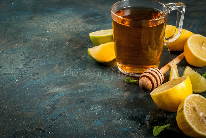 Schwarzer Tee Mit Zitrone Und Minze Stockbild - Bild von herbst, frech ...