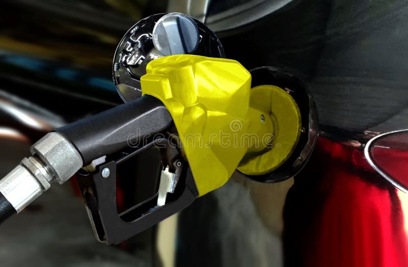 Schwarzes Auto, Das Treibstoff an Der Station Tankt Stockfoto - Bild ...