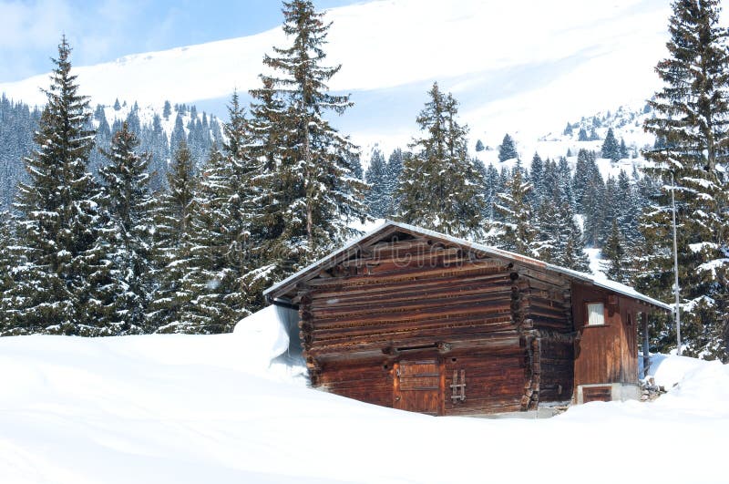 Alter Stall Im Winterschnee Stockbild - Bild von wald, bäume: 19282305