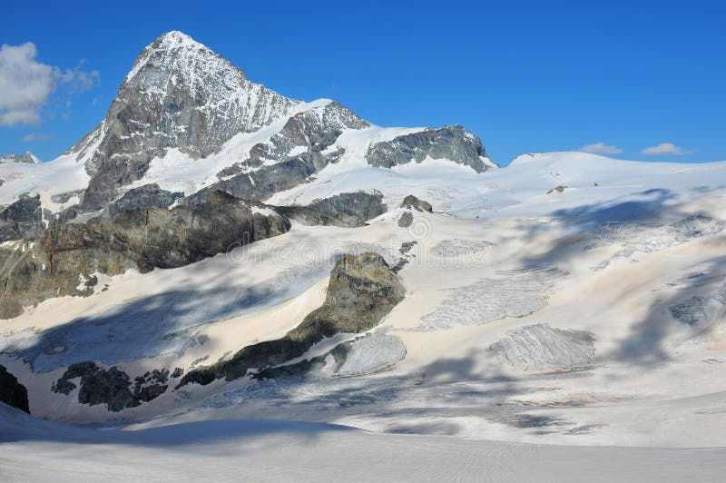 Schweiziska alps fotografering för bildbyråer. Bild av matter - 14716319