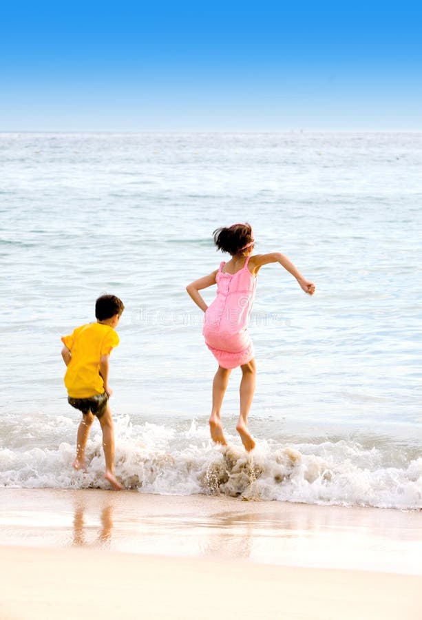 Schwester Und Bruder, Die Auf Wellen Springen Stockfoto - Bild von meer ...