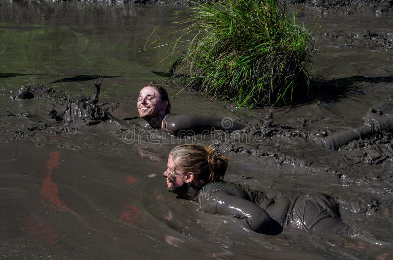 Schwimmen im Schlamm redaktionelles foto. Bild von schwierig - 34912721