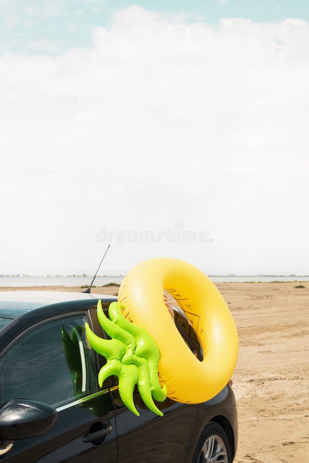 Schwimmen Sie Ring in Form Einer Ananas Auf Einem Auto Stockfoto - Bild ...