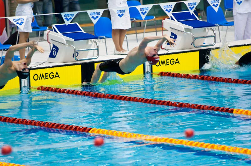 Der Schwimmer Springend Vom Startblock Stockfoto - Bild von aktiv ...
