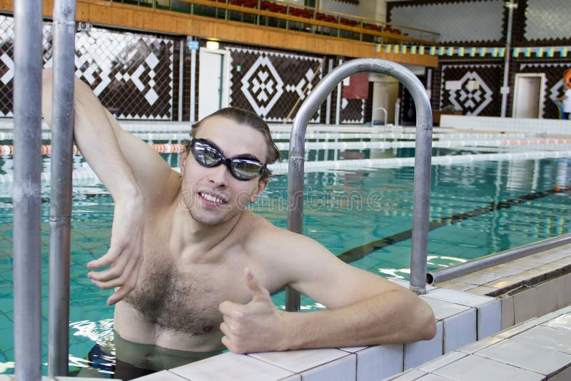 Schwimmer Im Pool, Das Sich Daumen Zeigt Stockfoto - Bild von jung ...