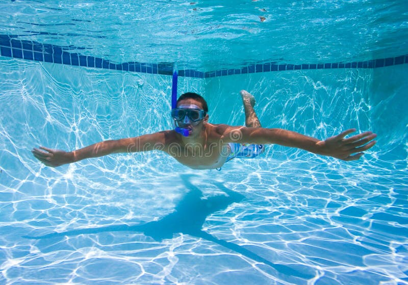 Schwimmer Im Pool Unterwasser Stockbild - Bild von energisch, wasser ...