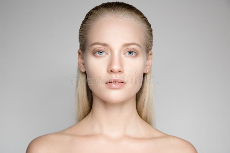 Schöne Junge Blonde Frau Mit Langem Slicked-Haar Stockbild - Bild von ... Schöne Junge Blonde Frau Mit Langem Slicked-Haar Stockbild - Bild von ...