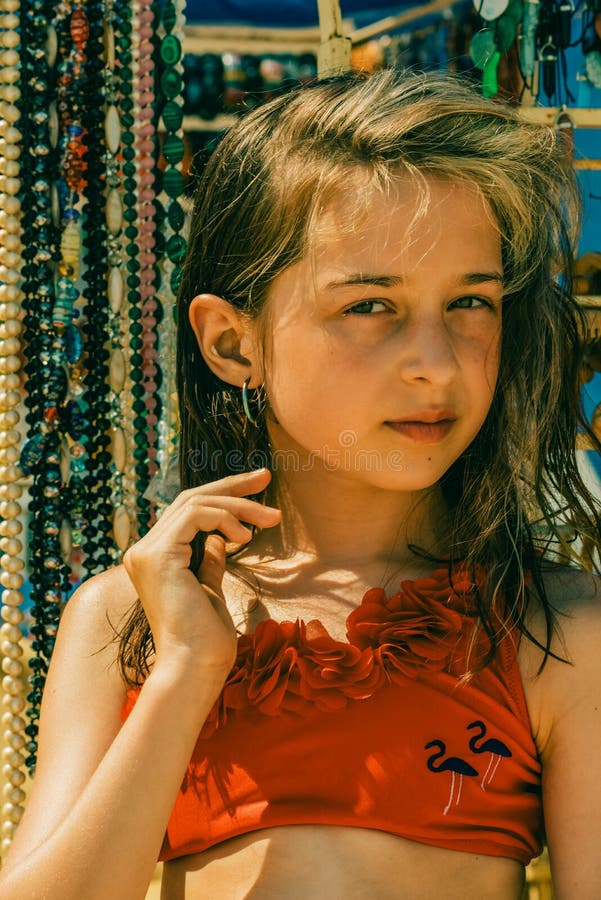 Mädchen In Der Sommerzeit Mädchen In Einem Badeanzug Im Urlaub