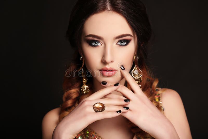 Herrliche Sexy Frau Mit Dem Dunklen Haar Und Hellem Make Up Stockbild