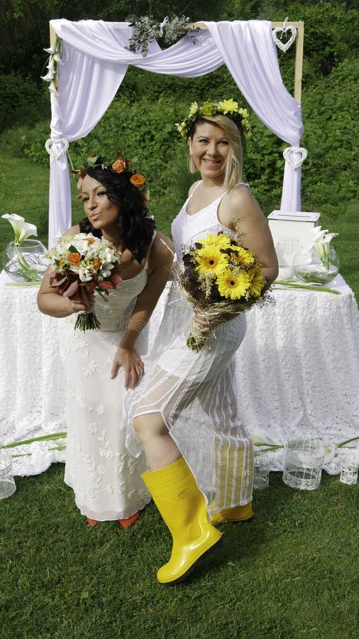 Schönes Lesbisches Paarumarmen Liebe Und Leidenschaft Zwischen Den Zwei Mädchen Stockfoto - Bild ...