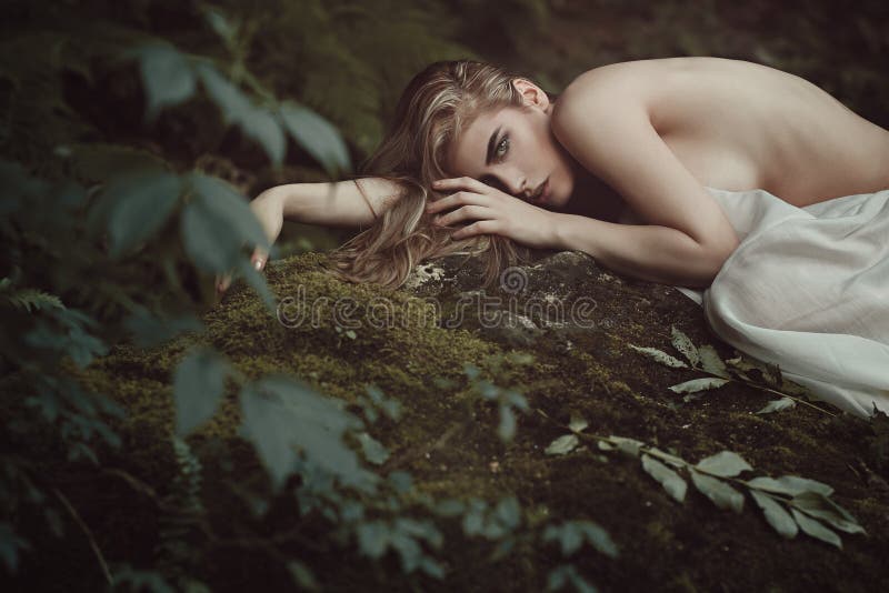 Waldmädchen Im Dunklen Holz Stockfoto - Bild von kostüm, surreal: 85118846