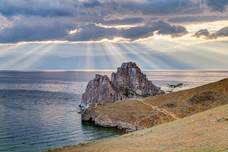 Sciamano Rock, Il Lago Baikal in Russia Immagine Stock - Immagine di ...
