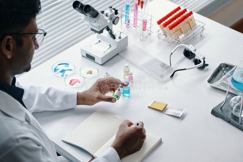 Scientific Researcher Conducting Experiment in Laboratory Stock Photo ...