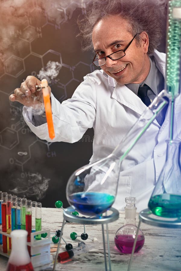 Scientifique Fou Au Laboratoire Image stock - Image du bouteilles ...