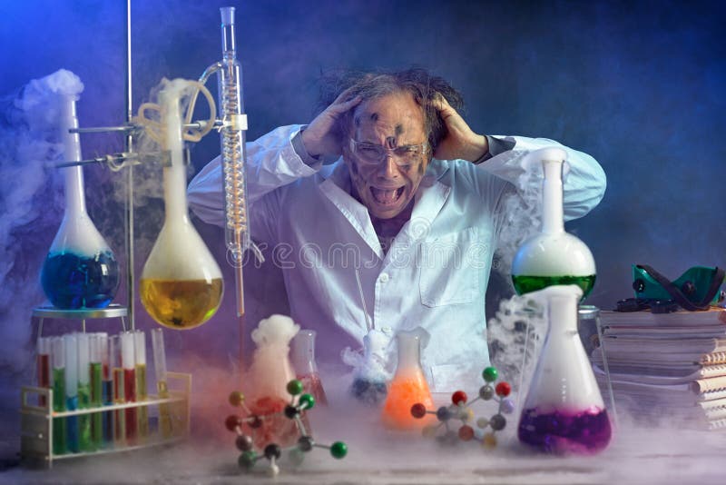 Scientifique Fou Au Laboratoire Image stock - Image du bouteilles ...