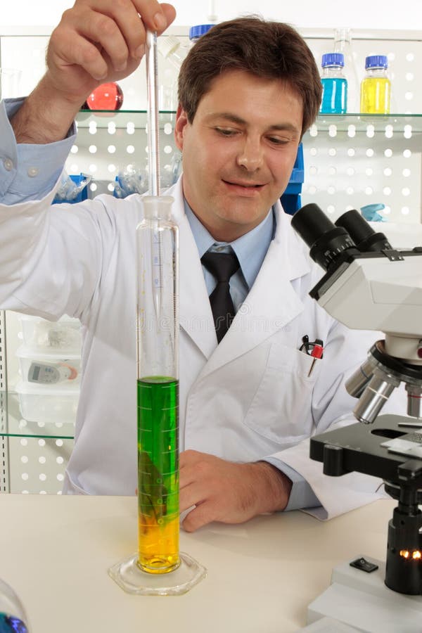 Chercheur De Scientifique Avec Le Microscope Image stock - Image du ...