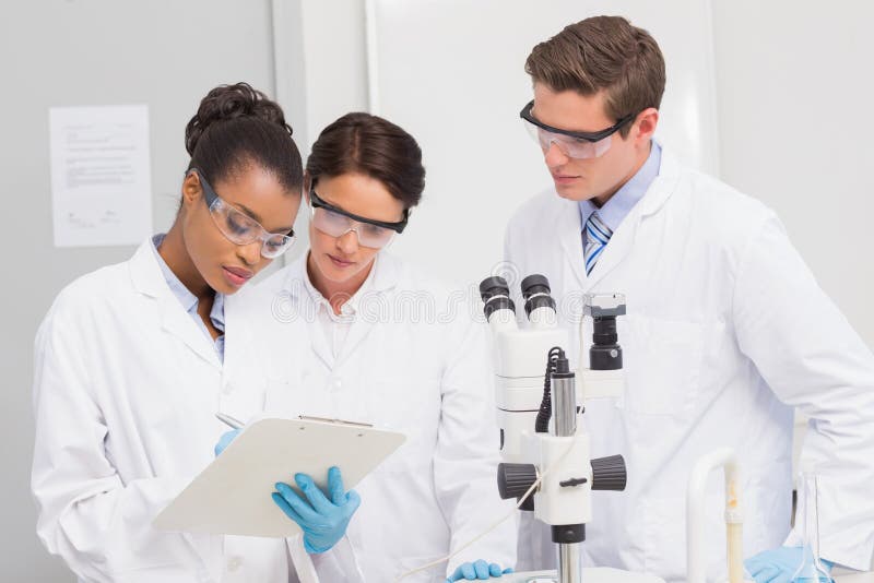 Scientifique Concentré Faisant L'expérience Scientifique Photo stock ...