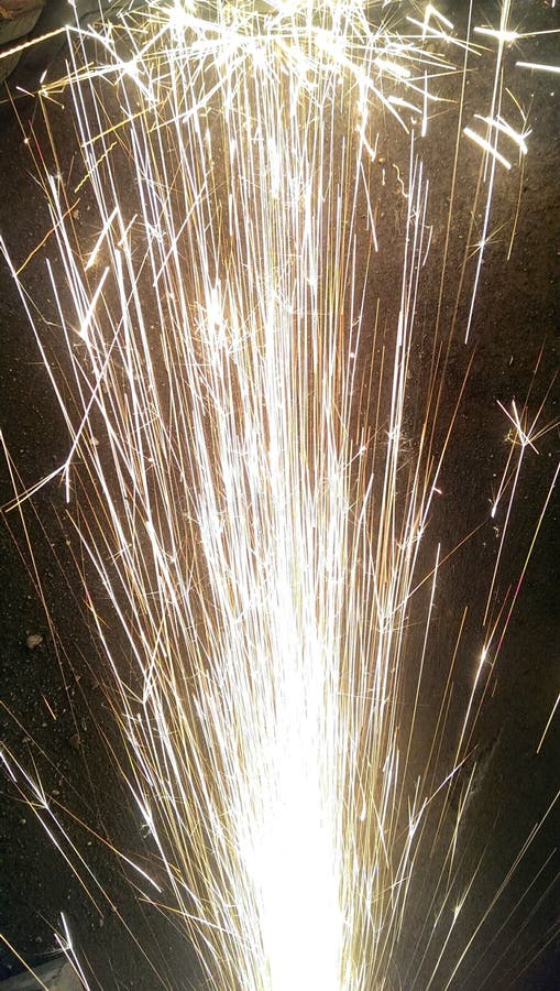 Scintille Che Escono Dalla Smerigliatrice Con Il Lavoratore Nel Fondo ...