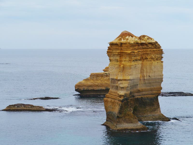 Scogliere E Pile Pure Della Roccia Nell'oceano Immagine Stock ...