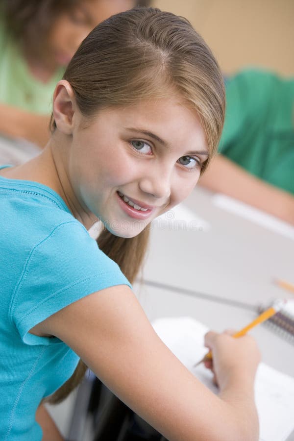 Scolara Che Presenta Ai Suoi Compagni Di Classe Della Scuola Elementare ...