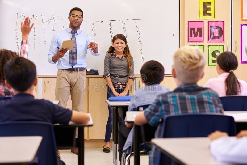 Scolara Che Presenta Ai Suoi Compagni Di Classe Della Scuola Elementare ...