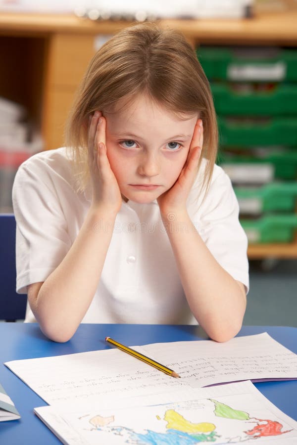 Scolara Sollecitata Che Studia Nell'aula Immagine Stock - Immagine di ...