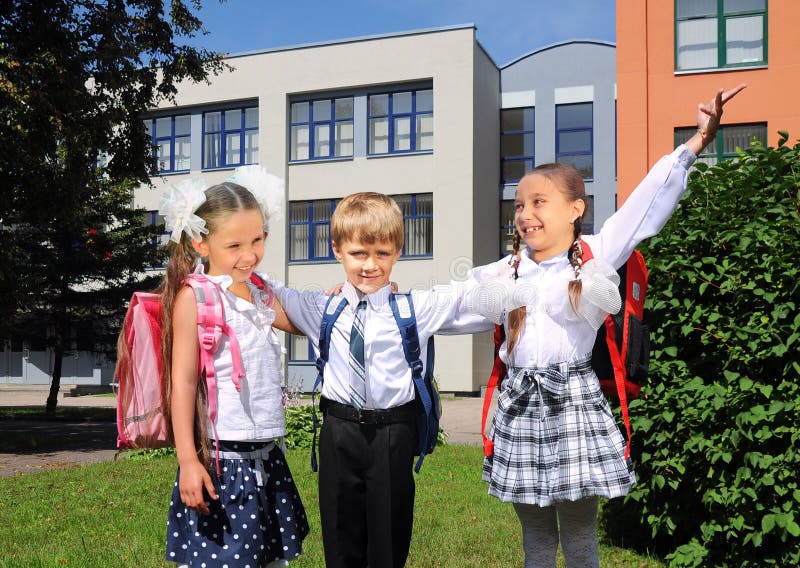 Scolari felici fotografia stock. Immagine di amicizia - 54956798