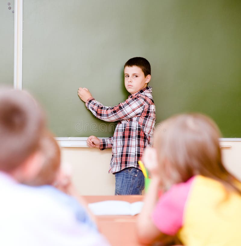 Scolaro Vicino Ad Un Consiglio Scolastico Immagine Stock - Immagine di ...