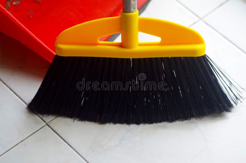 Scopa E Paletta Per La Spazzatura Da Spazzare Immagine Stock - Immagine ...