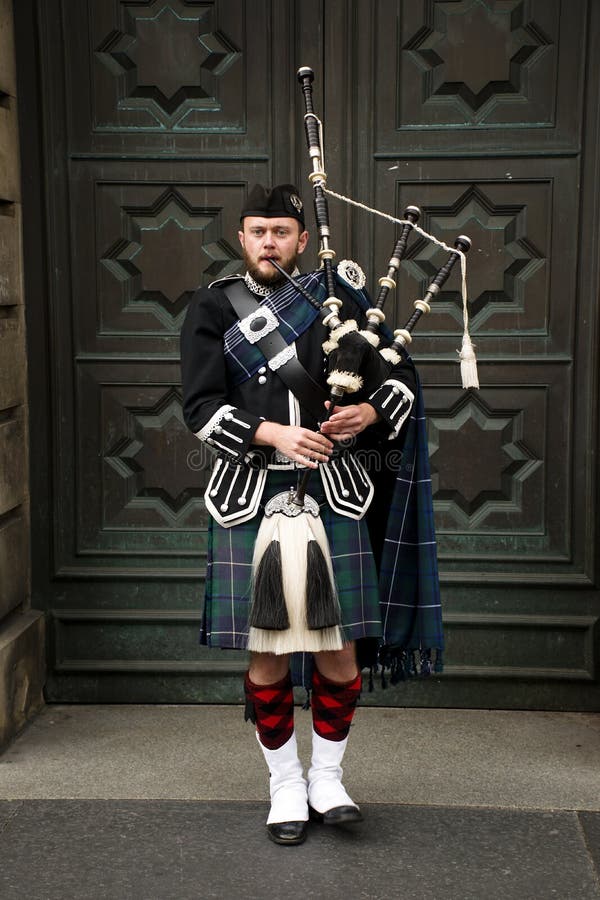 Celtic Piper editorial photo. Image of costume, band - 31092481