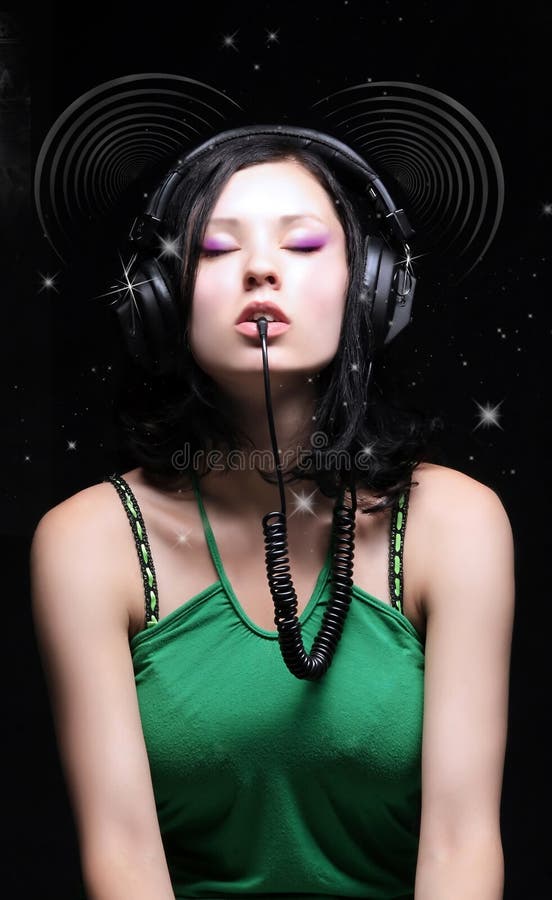 Scream and sing stock photo. Image of earphones, beauty - 5685400