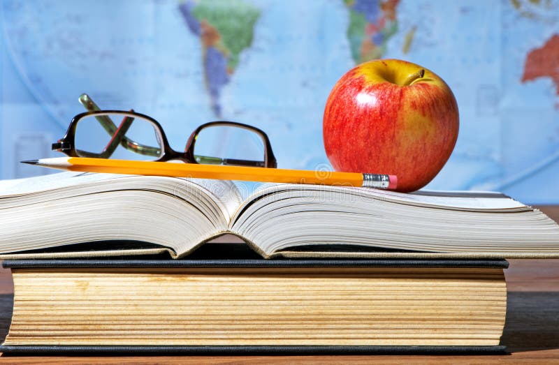 Scrittorio Di Studio Con Apple Ed I Libri Fotografia Stock - Immagine ...