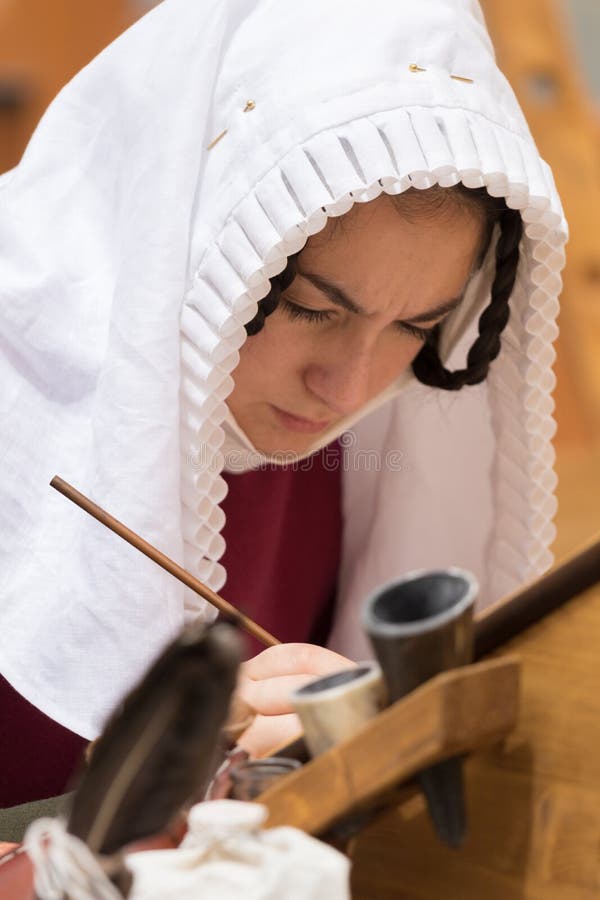 Scrivano Medievale Che Pratica Calligrafia Tradizionale Di Scrittura Di ...