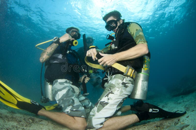 Scuba Divers Pose Underwater Stock Image - Image of blue, aquatic: 19846473