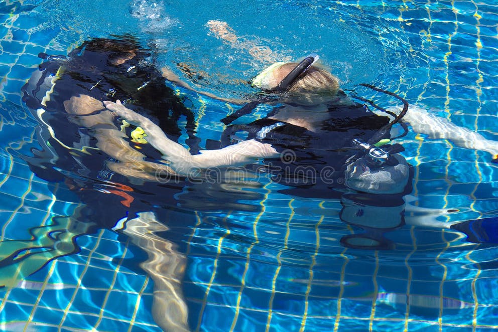 Scuba diving lesson stock image. Image of pool, apparatus - 15243857
