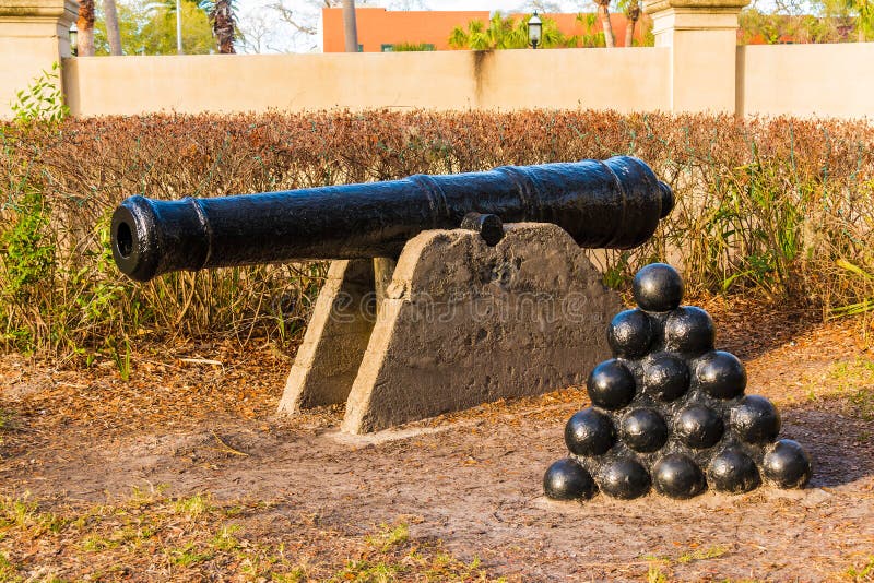 Canon Avec Des Boulets De Canon Image stock - Image du antique, emblème ...