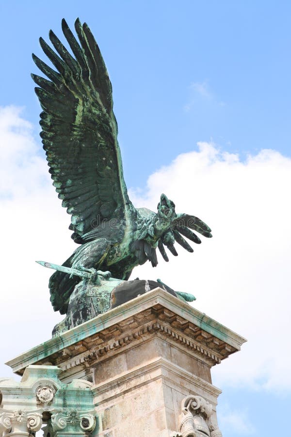 Statue D'oiseau De Turul à Budapest Image stock - Image du vues ...
