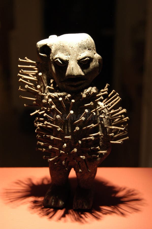 Sculpture en vaudou image stock. Image du poupée, clous - 459993