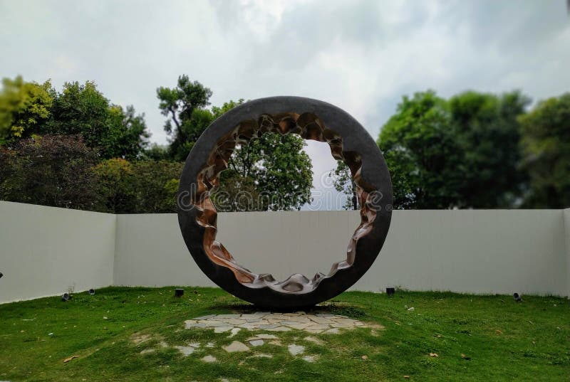 Sculpture and Greenery at Marina Bay Area Editorial Stock Image - Image ...