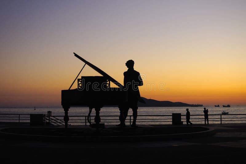 Sculpture silhouette editorial stock photo. Image of ocean - 22061488