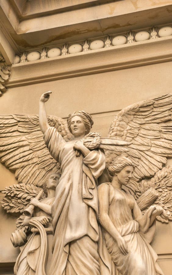 La Scultura Di Angelo Con Le Ali Su Si Chiude Fotografia Editoriale ...