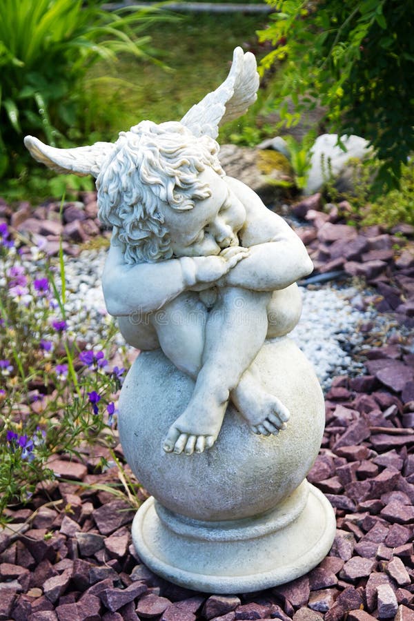 Scultura Di Un Angelo Con Le Ali Immagine Stock - Immagine di cimitero ...