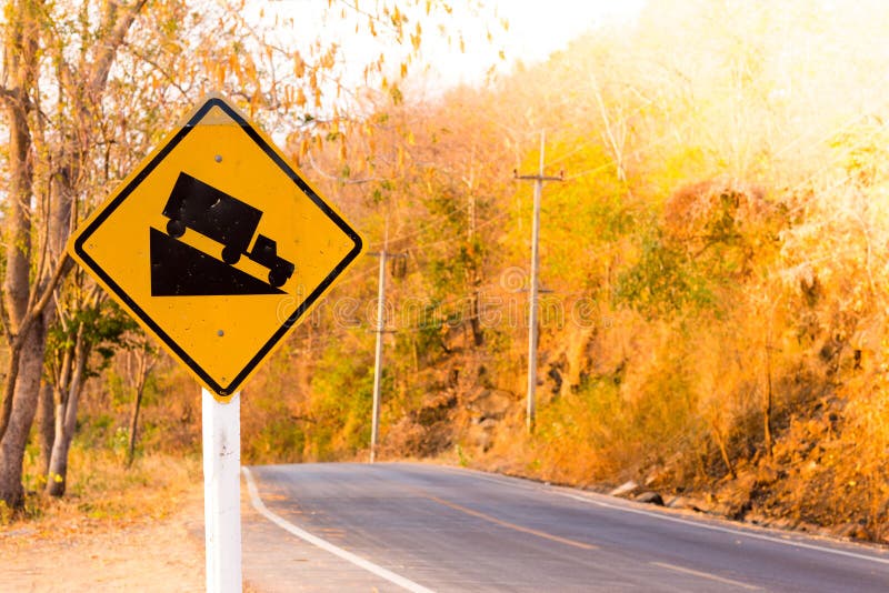 Señal De Tráfico De Pendiente Pronunciada Foto de archivo - Imagen de ...