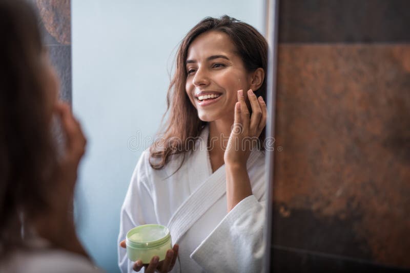 Señora Contenta Que Toma El Cuidado De La Piel Imagen de archivo ...