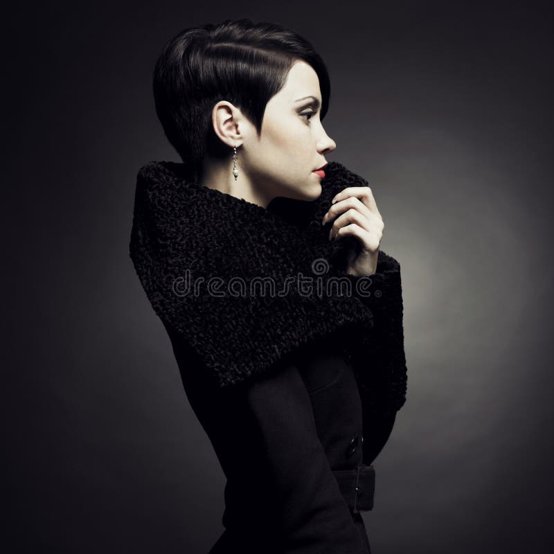 Señora elegante en capa imagen de archivo. Imagen de ropas - 34096725